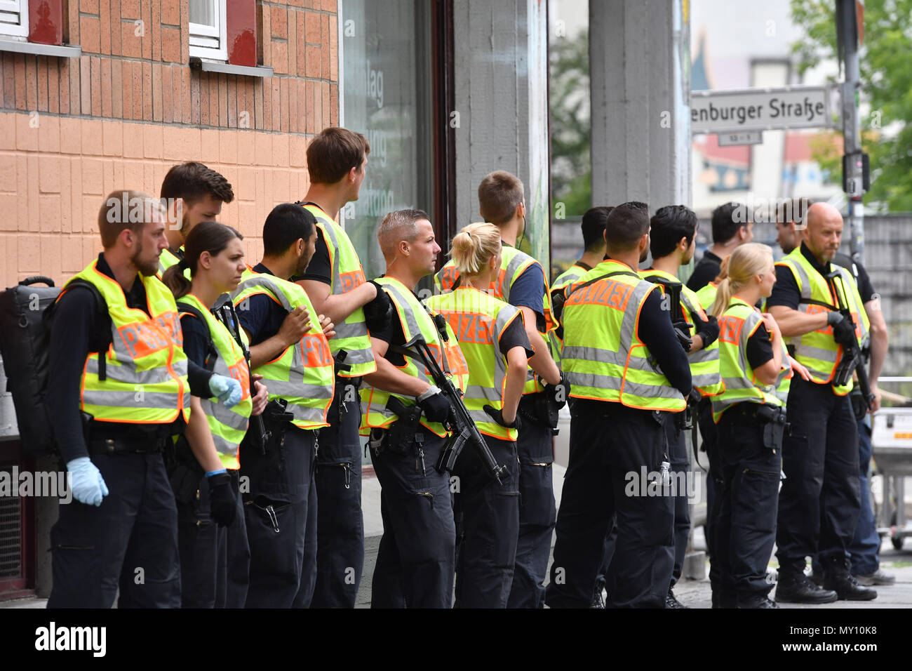 05 June 2018, Germany, Berlin: Police officers are in front of an ...