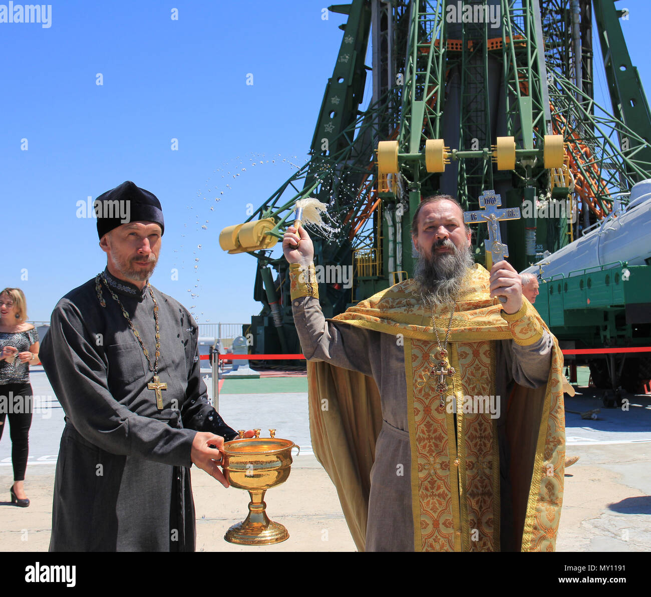 05 June 2018, Russia, Baikonur: An orthodox priest blesses the soyouz ...
