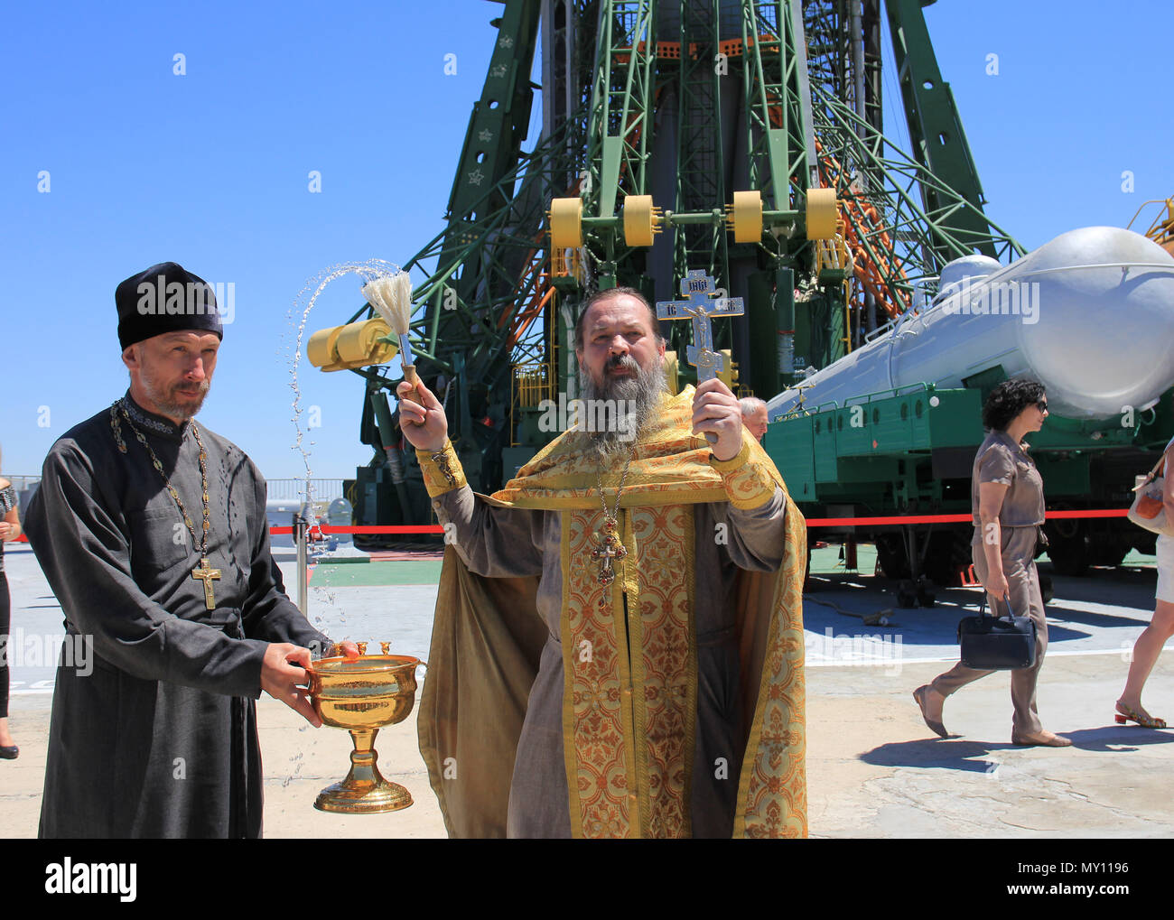 05 June 2018, Russia, Baikonur: An orthodox priest blesses the soyouz ...