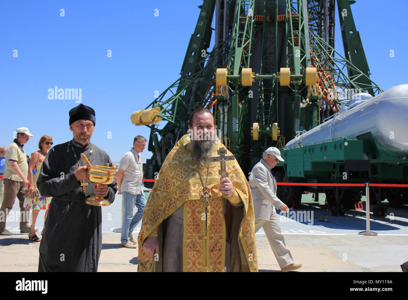 05 June 2018, Russia, Baikonur: An orthodox priest blesses the soyouz ...