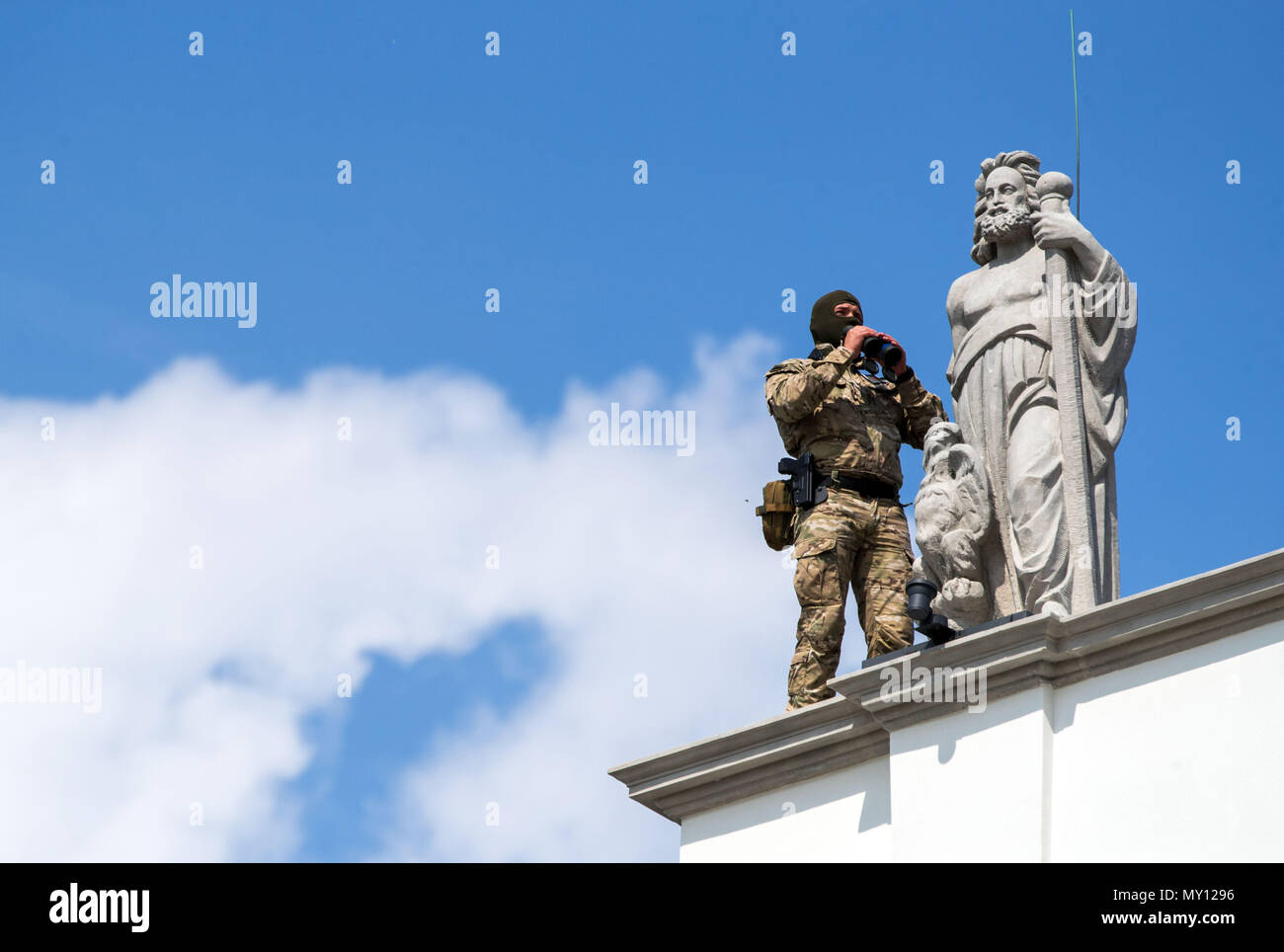05 June 2018, Poland, Warsaw: A security guard watches the arrival of ...