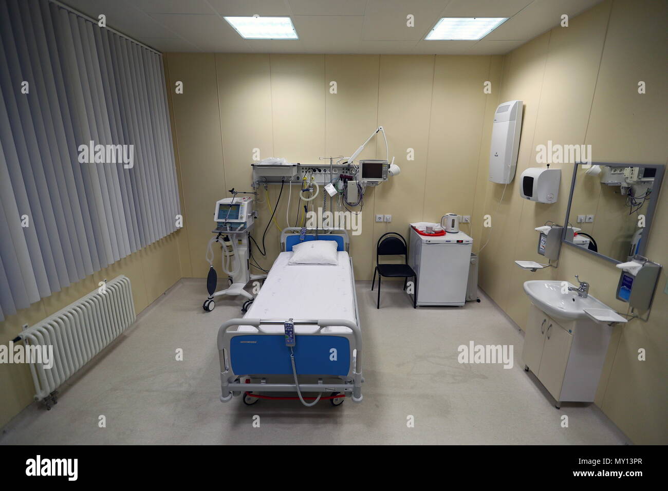 Hospital Isolation Room Stock Photos & Hospital Isolation Room Stock ...