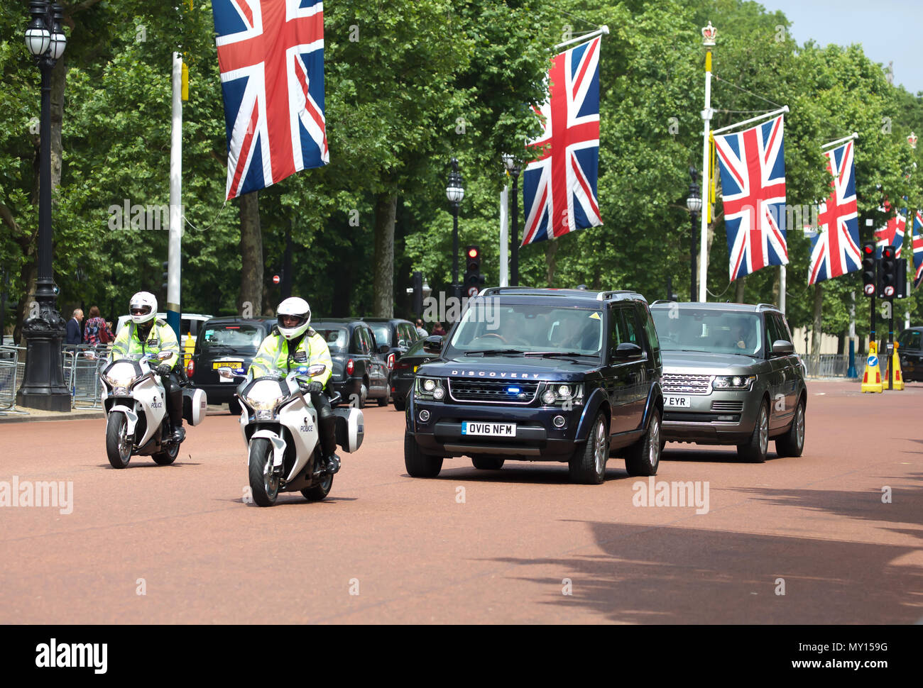 Buckingham palace police garden hi-res stock photography and images - Alamy