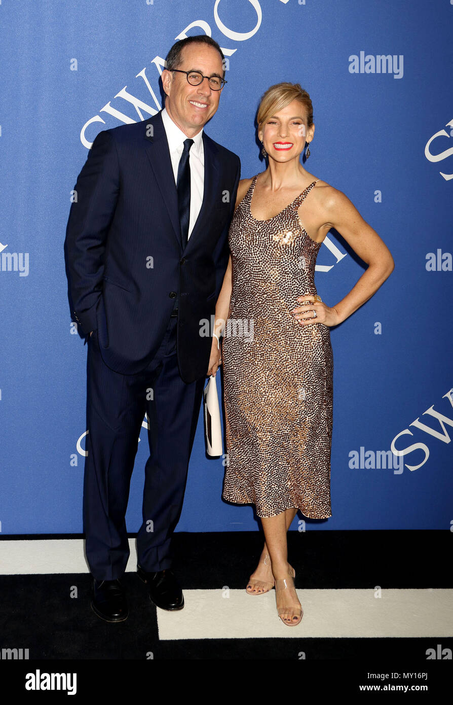 Jerry seinfeld and wife hi-res stock photography and images - Alamy