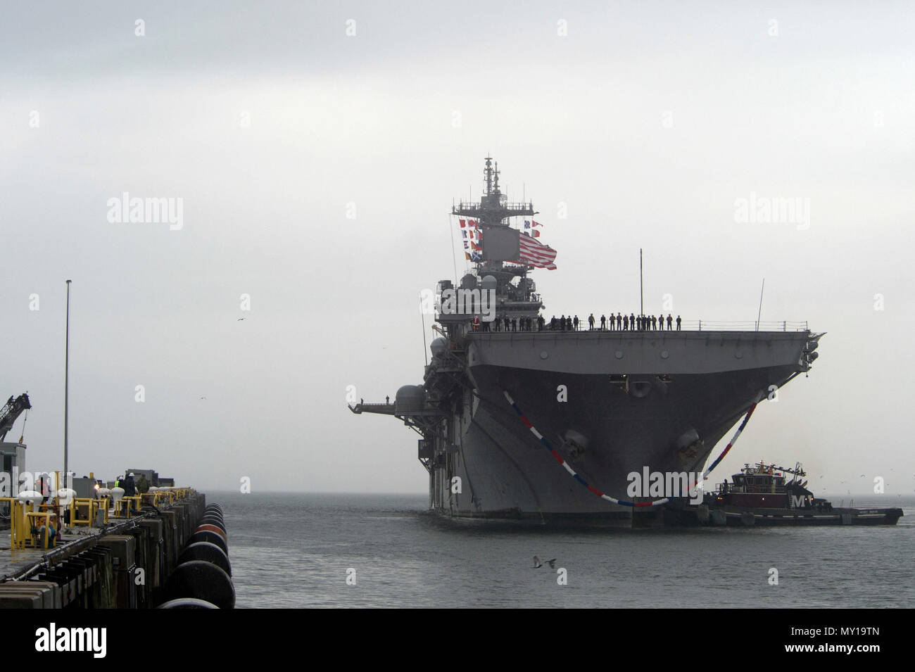 161224-N-WM647-053 NORFOLK (Dec. 24, 2016) The amphibious assault ship ...
