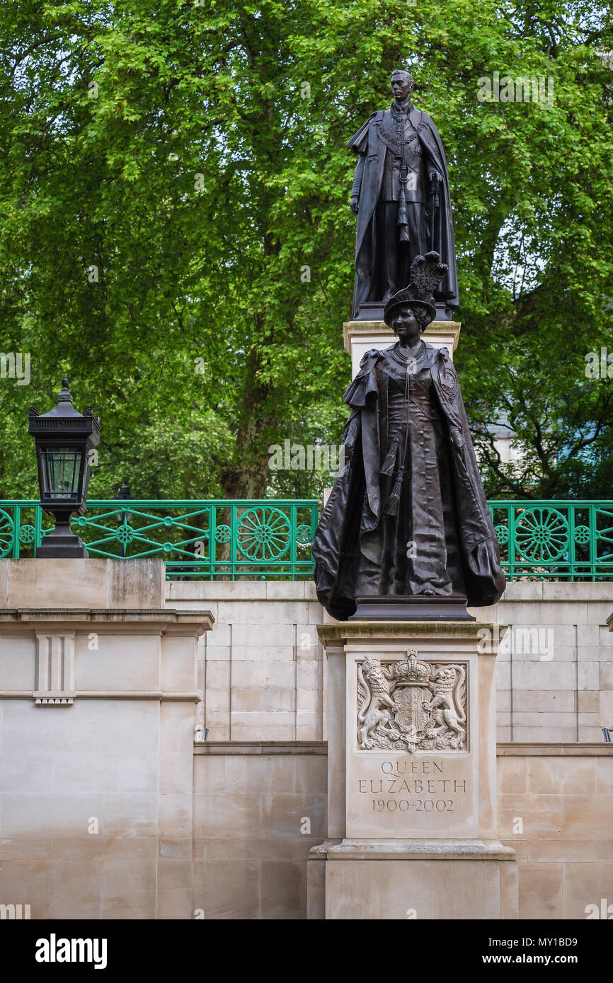 Queen Elizabeth Monument at the Mall Road, London UK Stock Photo - Alamy
