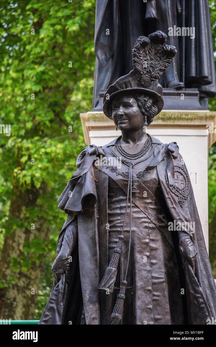 Queen Elizabeth Monument at the Mall Road, London UK Stock Photo - Alamy