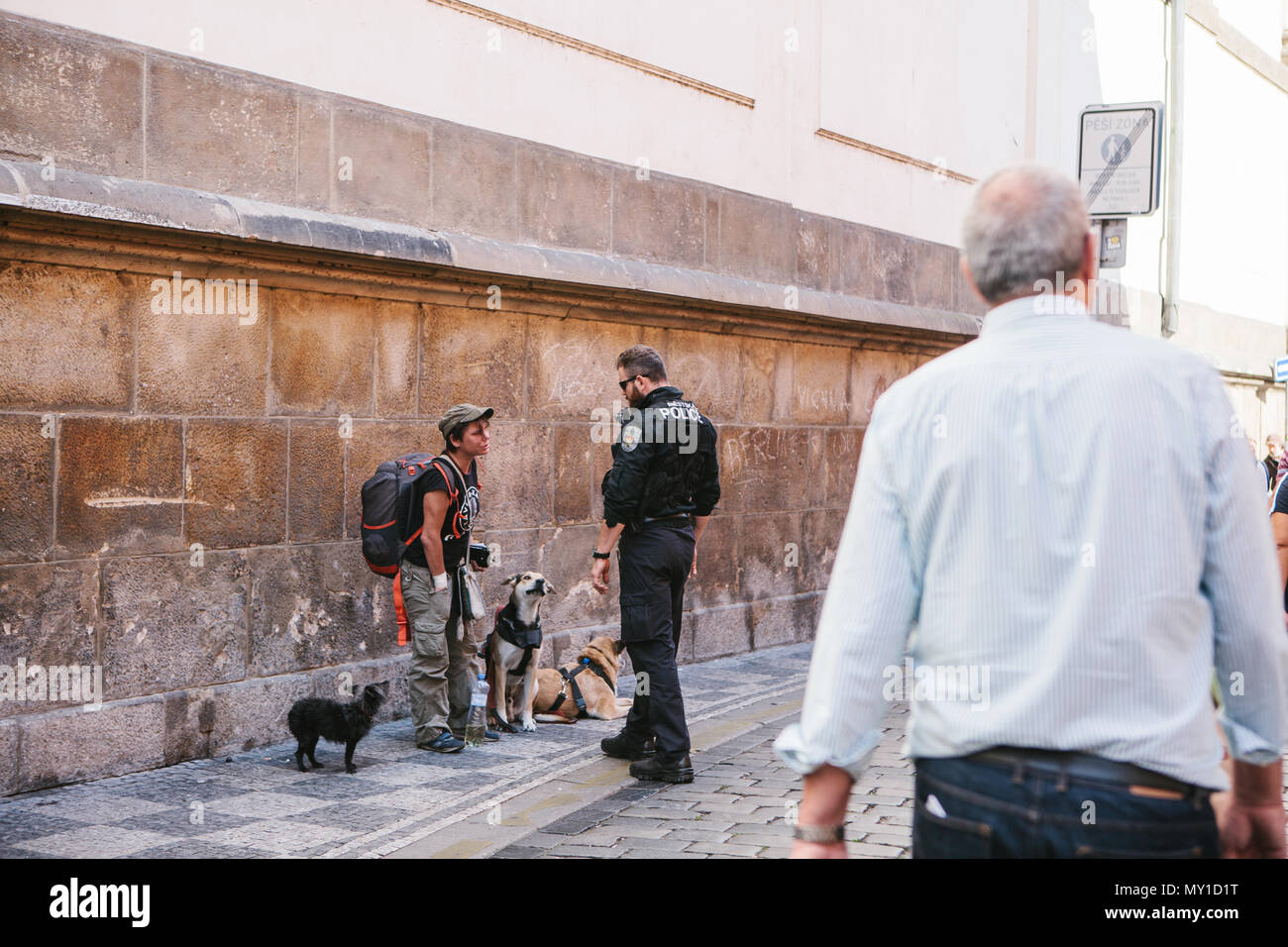 Homeless man police officer hi-res stock photography and images - Alamy