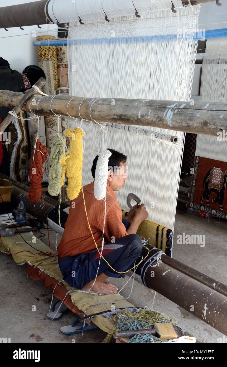 Man weaving loom hi-res stock photography and images - Alamy