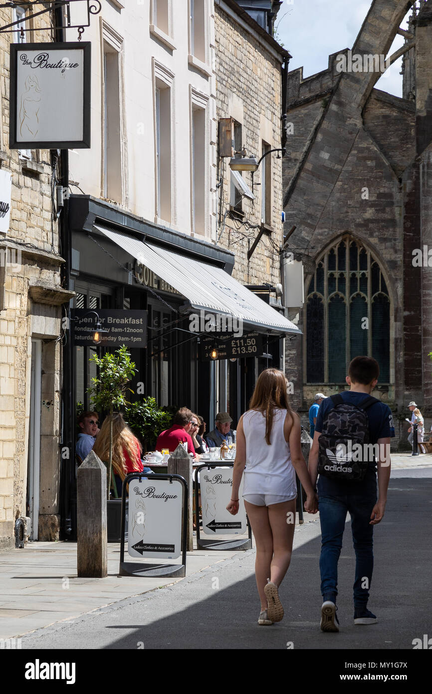 Shops in cirencester hi-res stock photography and images - Alamy