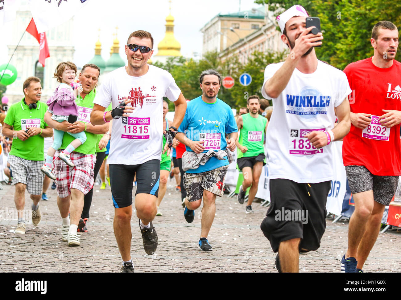 KYIV, UKRAINE - JUNE 3, 2018: Athletes and amateurs run on the streets ...