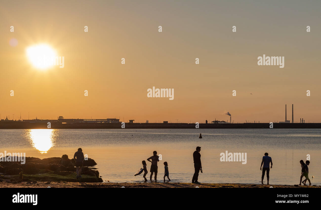Silhouette people beach hi-res stock photography and images - Alamy