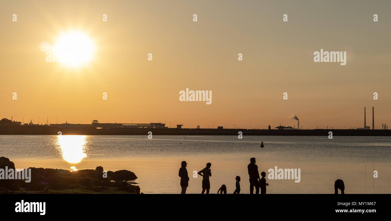 Sunset with people hi-res stock photography and images - Alamy