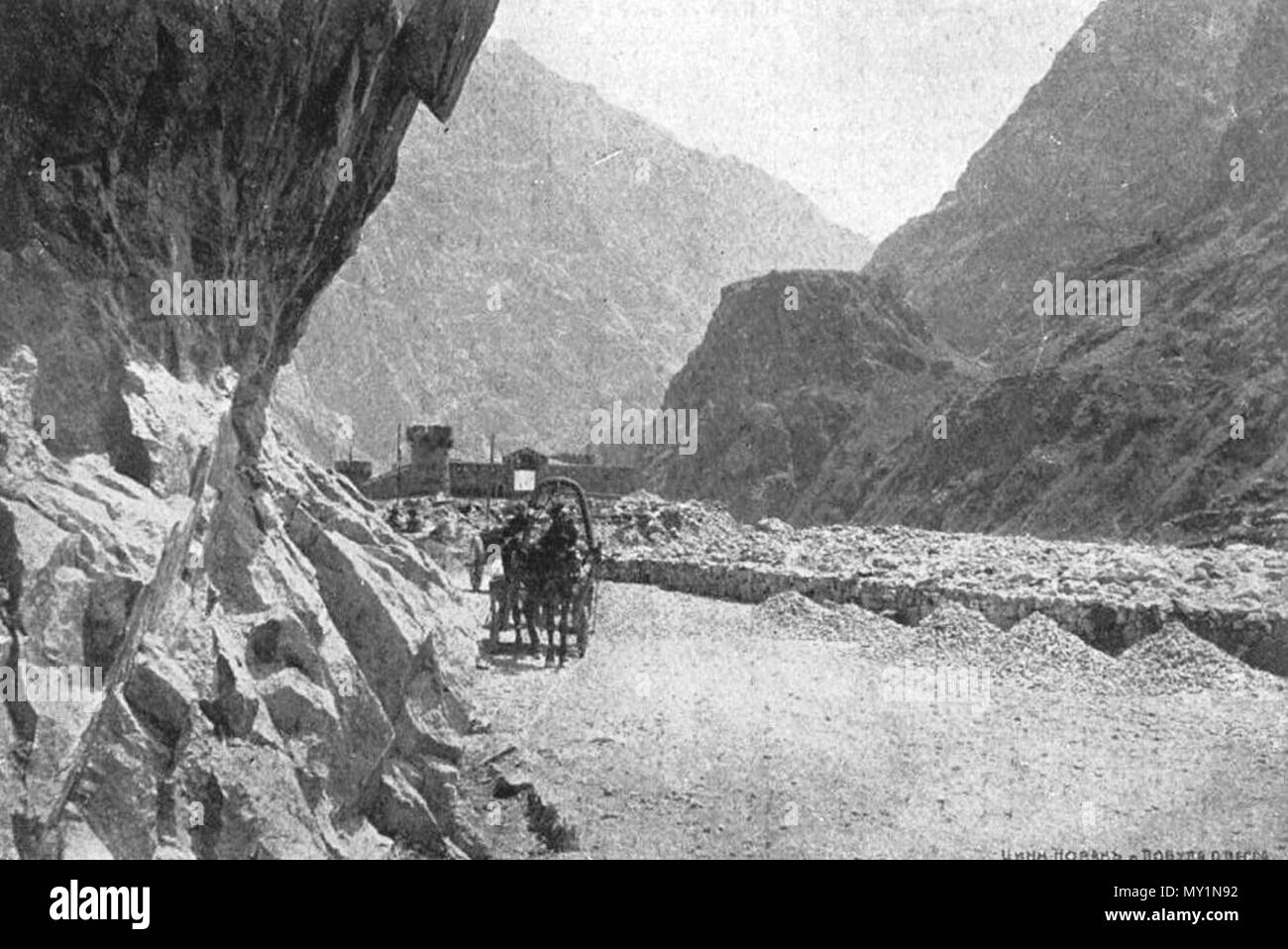 . English: Queen Tamar Castle in the Daryal gorge. From the Caucasus ...