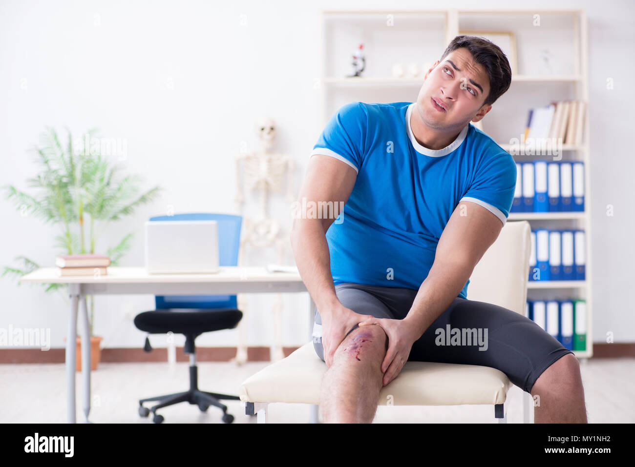 Patient visiting doctor after sustaining sports injury Stock Photo - Alamy