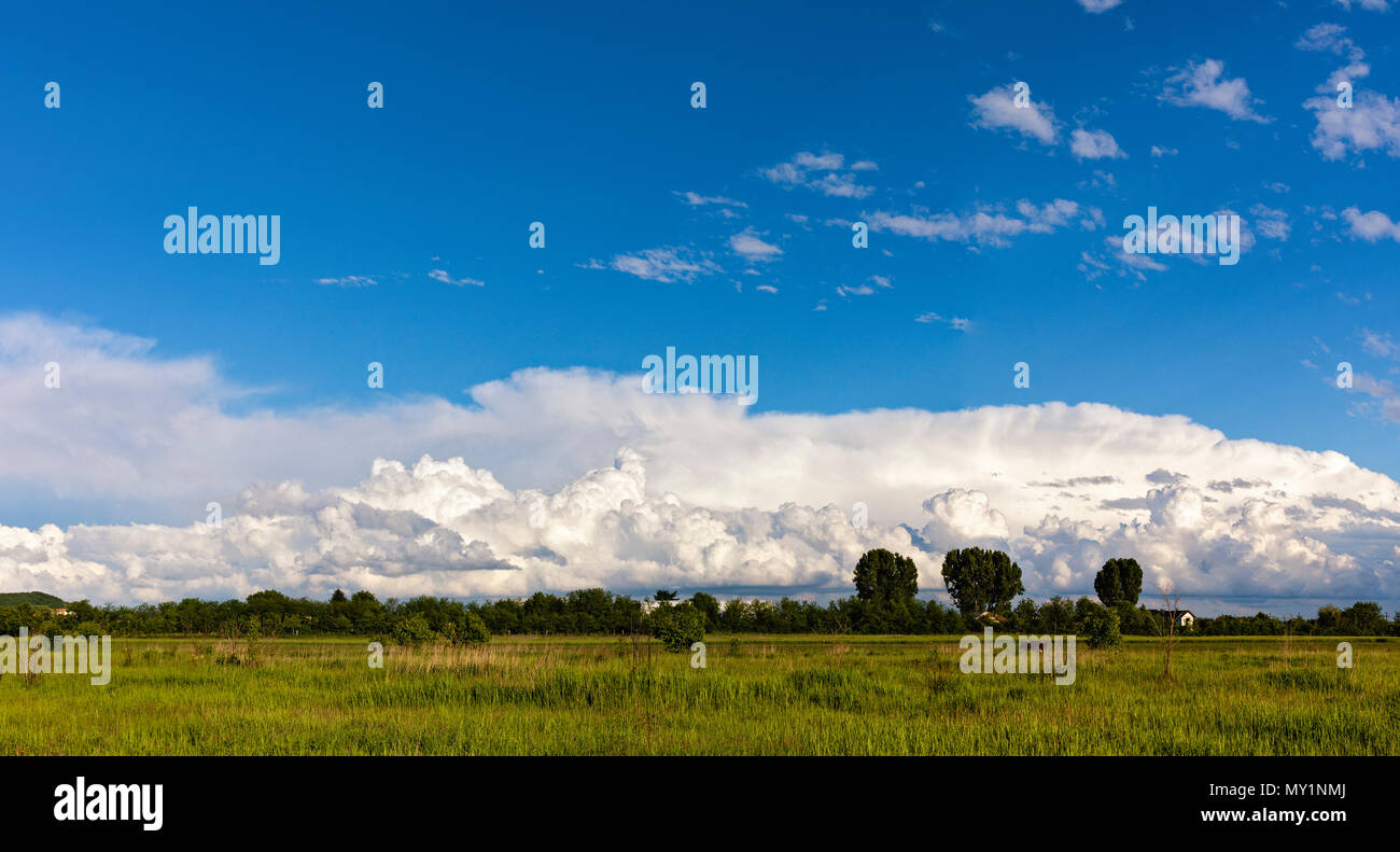 Cloud above field hi-res stock photography and images - Alamy