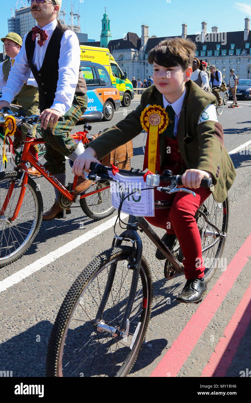 Over a thousand cyclists take part in the 10th annual Tweed Run riding ...