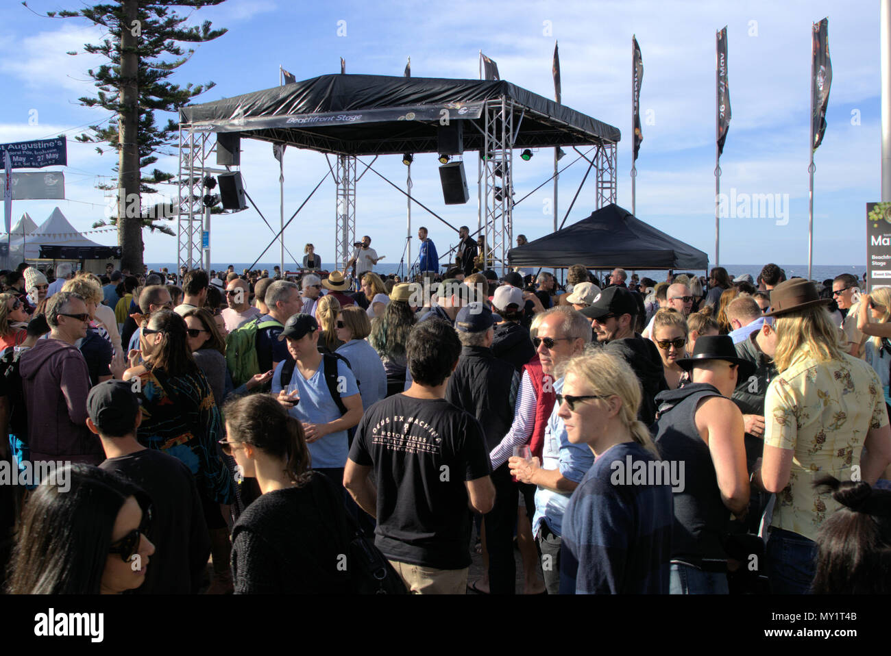 Performance artists lifestyle hi-res stock photography and images - Alamy