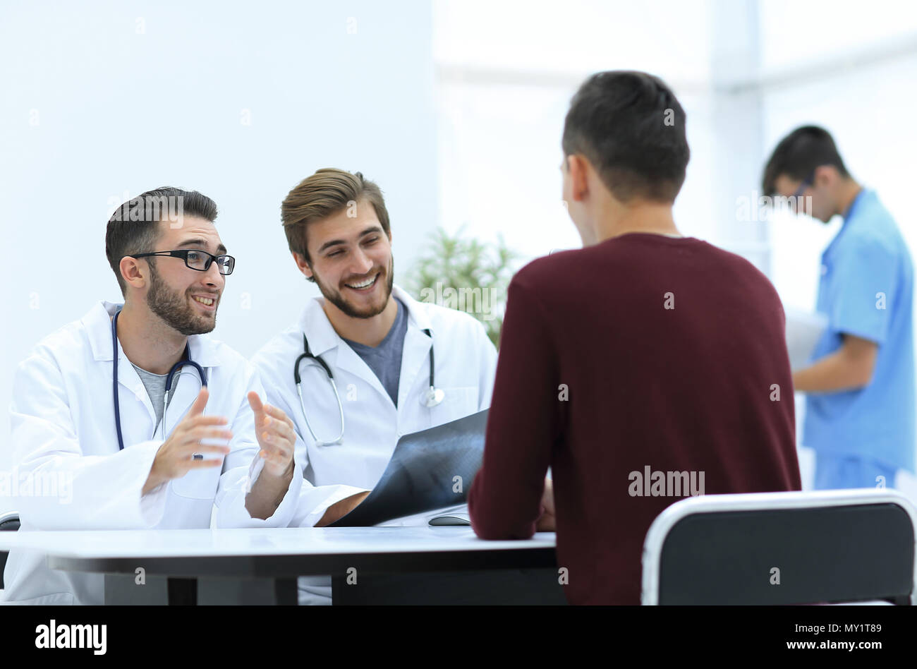 doctors discuss with the patient the x-ray Stock Photo - Alamy