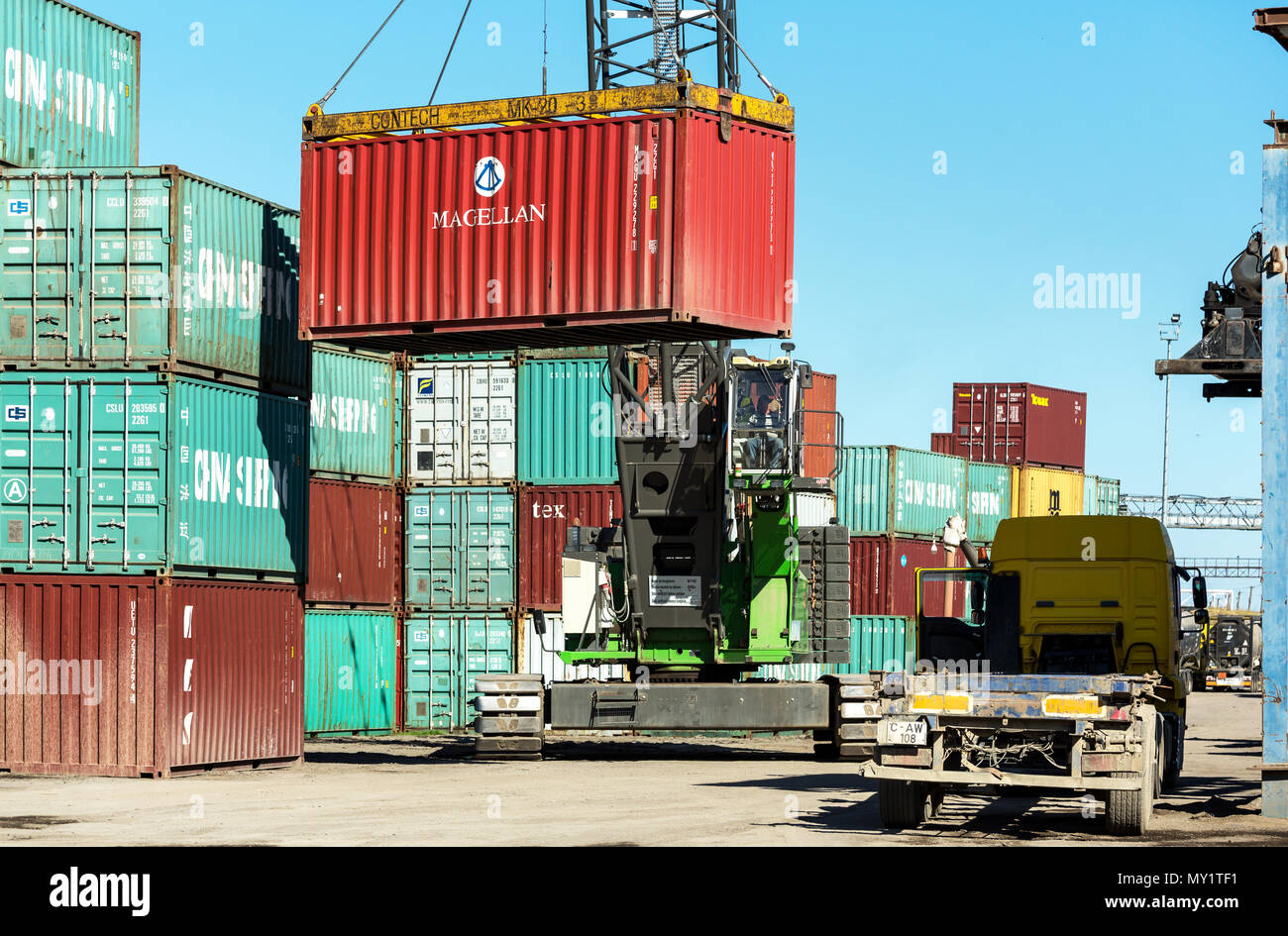 Container loading hi-res stock photography and images - Alamy