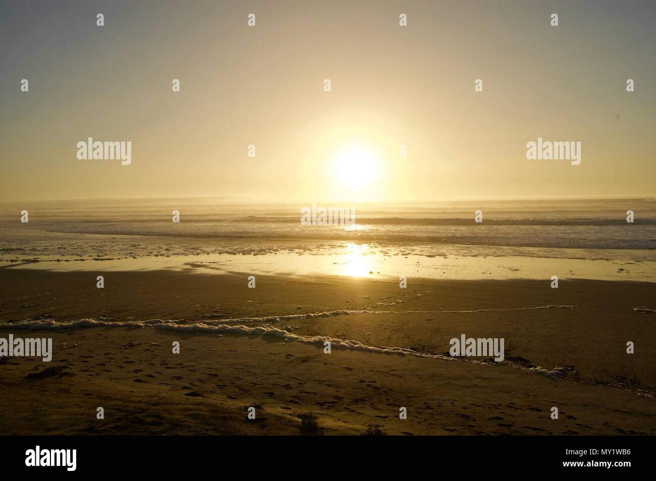 Picturesque idyllic sunset at the beach in California (USA) with bubbly ...