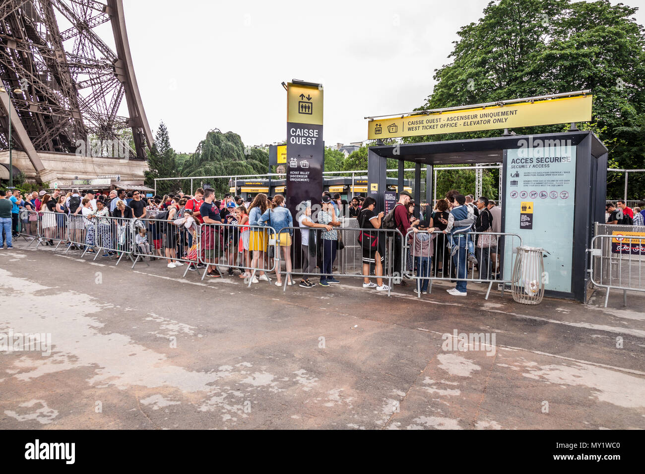 Ticket office eiffel tower hi-res stock photography and images - Alamy