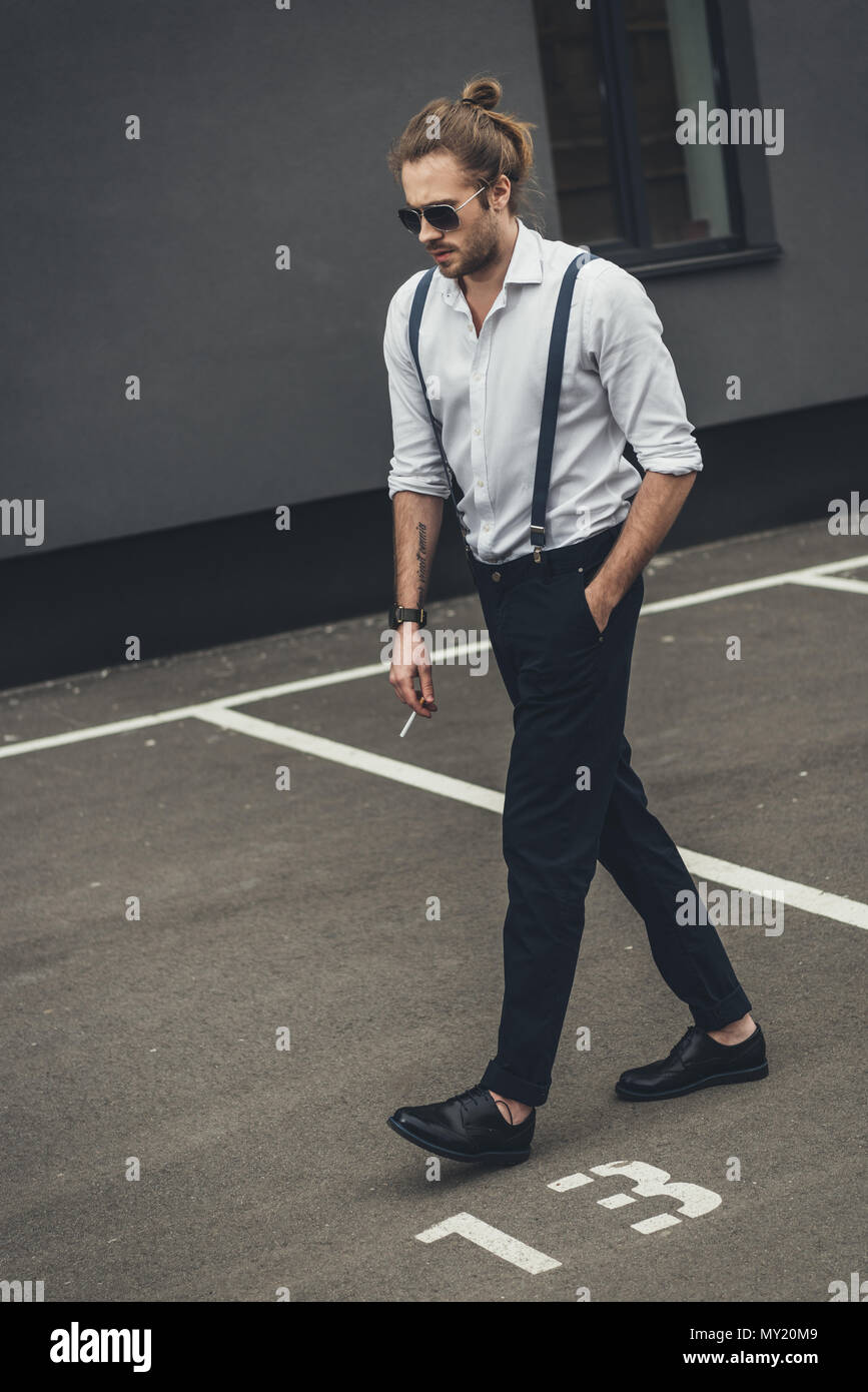 Smoking while walking hi-res stock photography and images - Alamy
