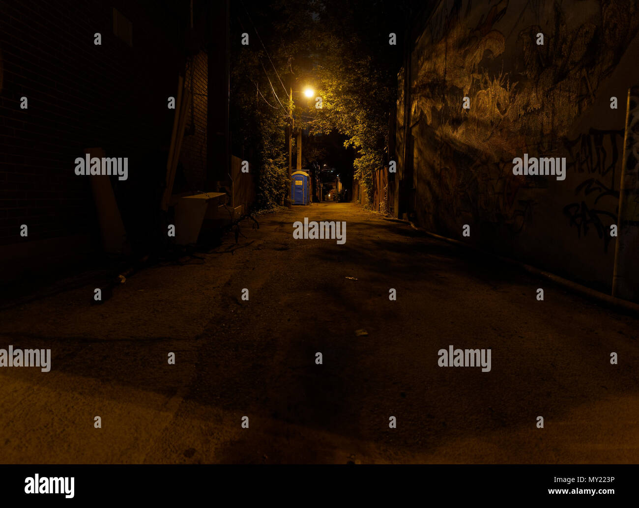 Back alley night hi-res stock photography and images - Alamy