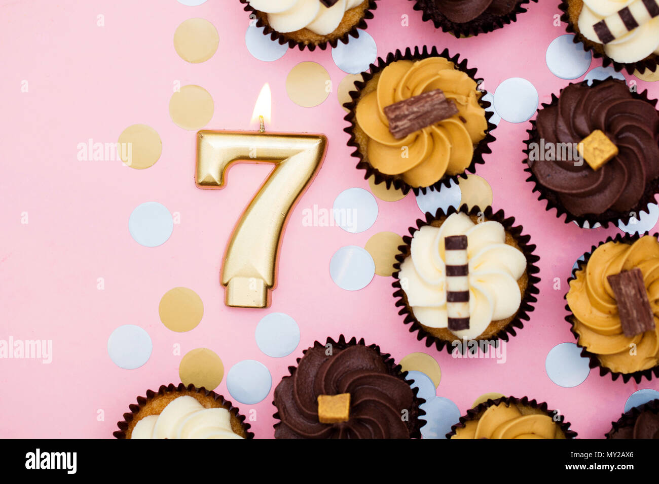 Number seven birthday cake candle hi-res stock photography and images ...