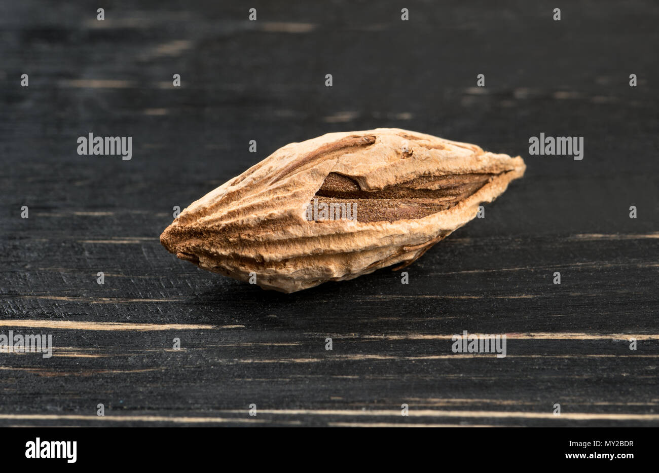 Inshell almonds hi-res stock photography and images - Alamy