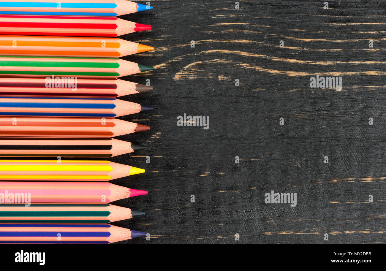 Row single colored pencils hi-res stock photography and images - Alamy