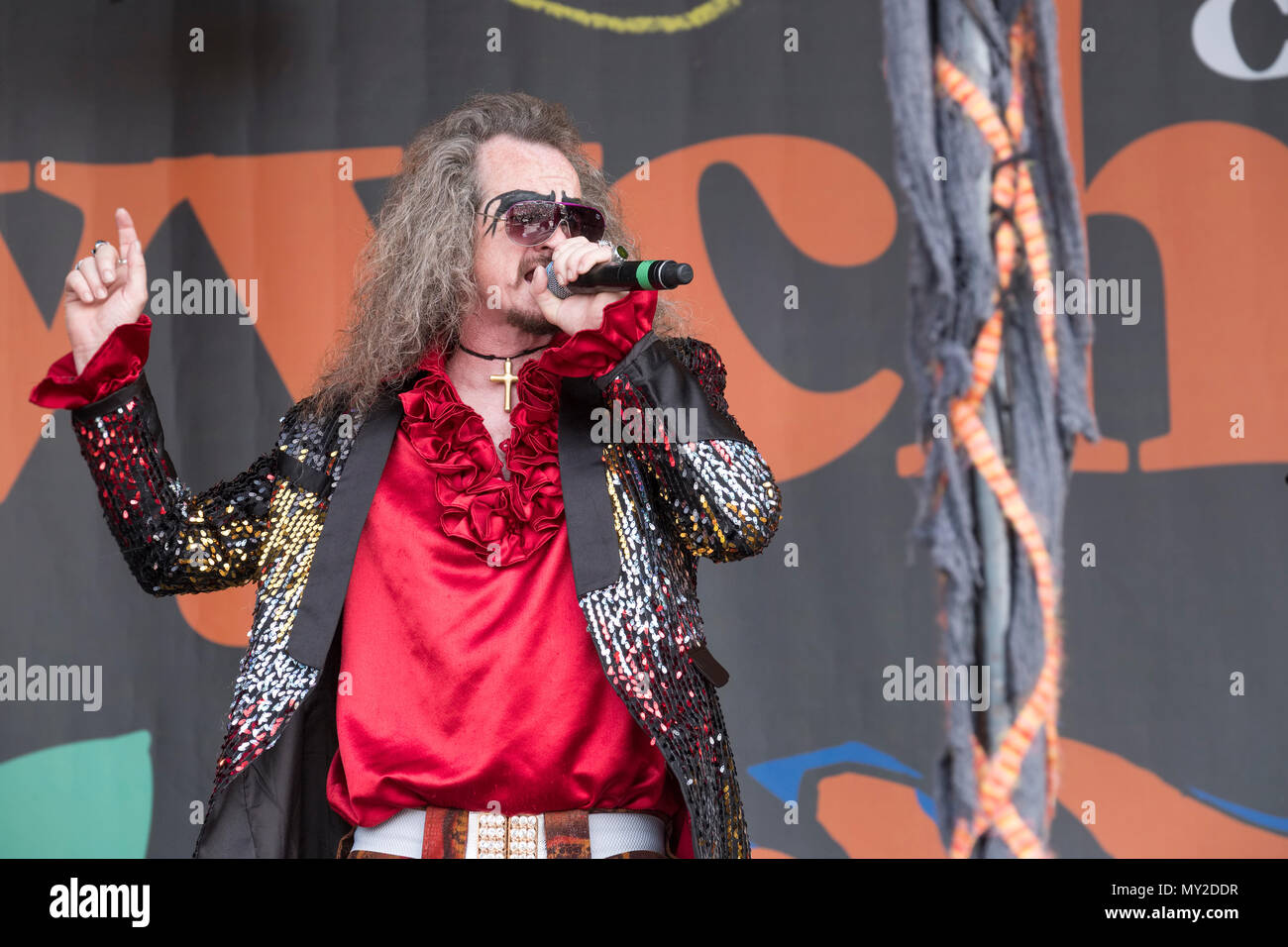 Clive Jackson of Dr and the Medics performing at Wychwood Festival ...