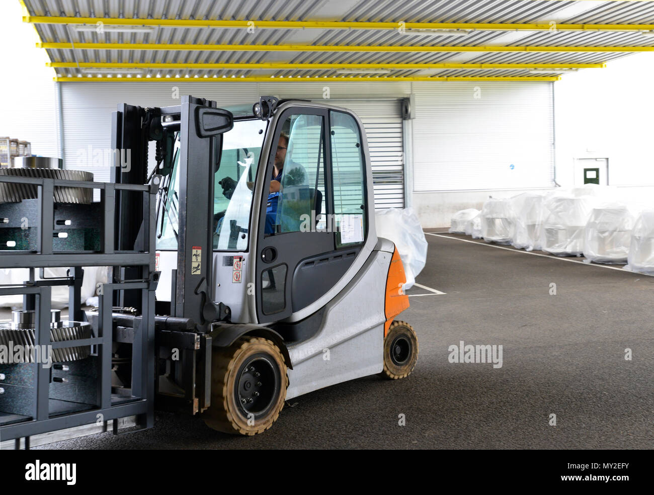 Forklift truck machine mechanism hi-res stock photography and images ...
