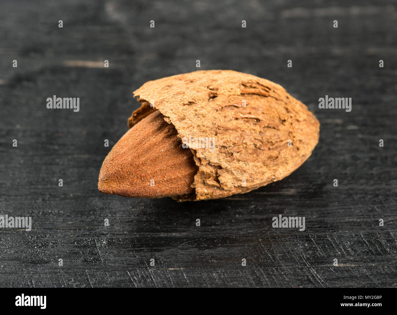 Almonds in the shell hi-res stock photography and images - Alamy