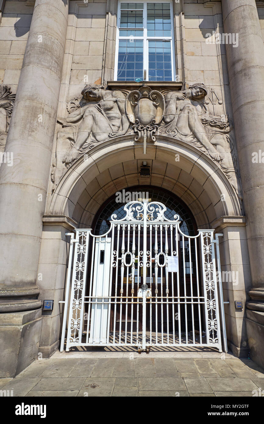 Town hall gates hi-res stock photography and images - Alamy