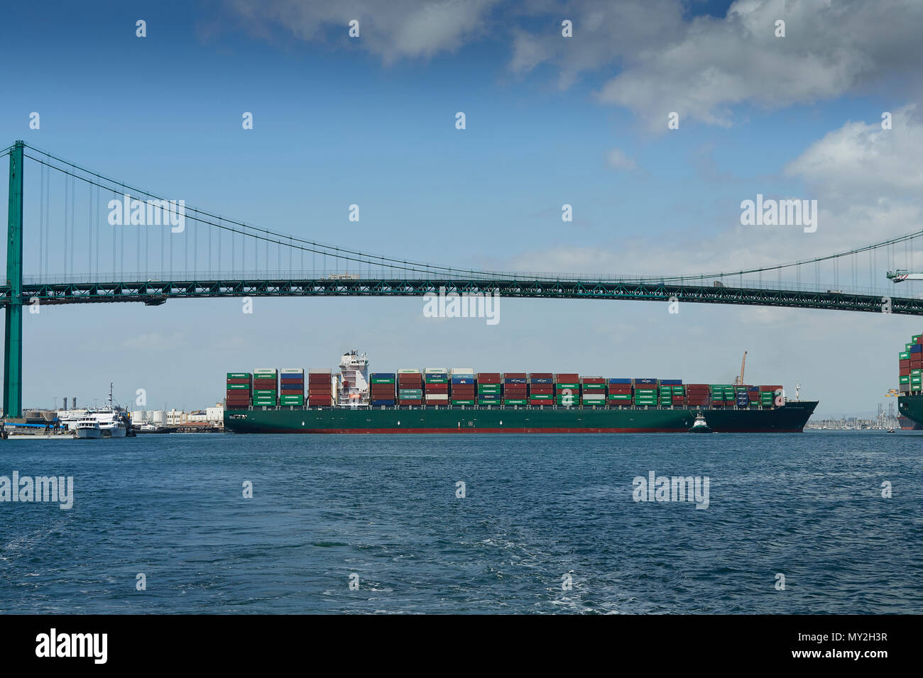 Container ship seen in profile hi-res stock photography and images - Alamy