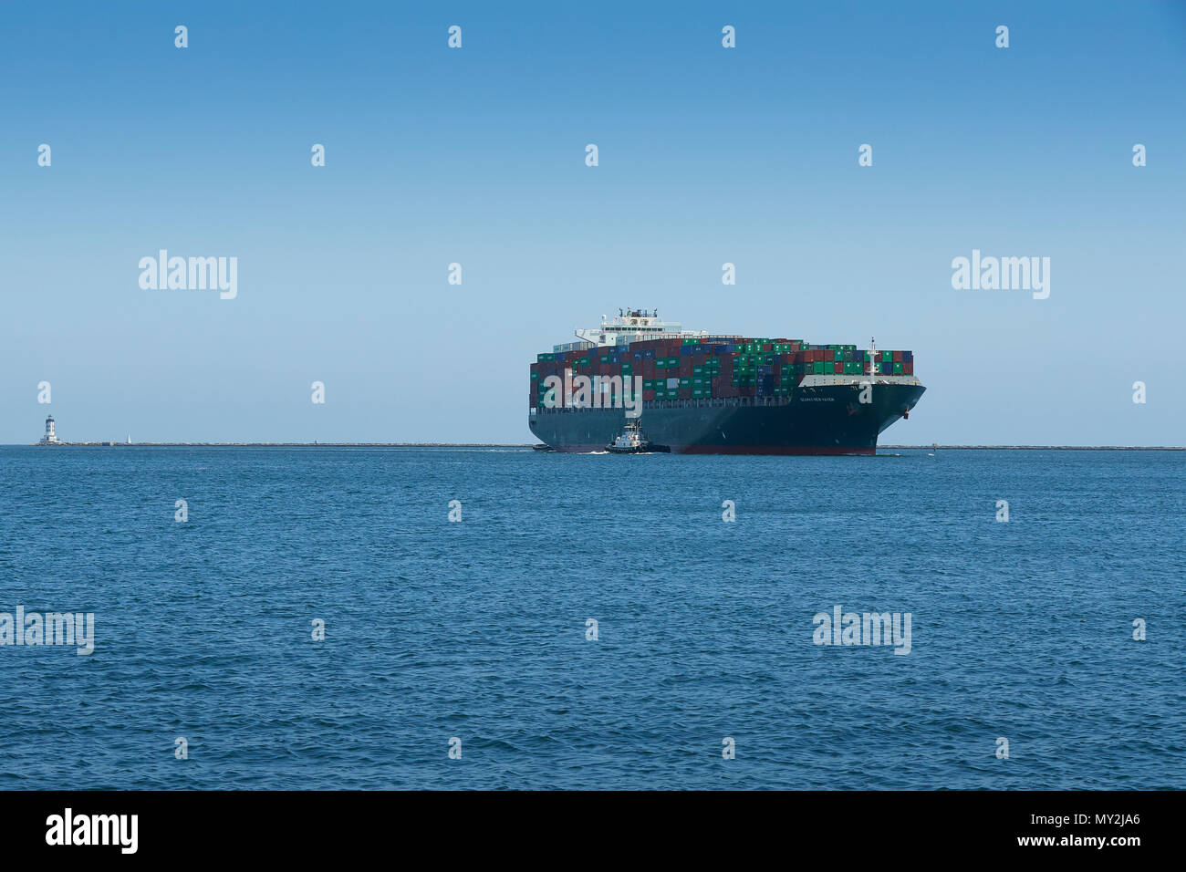 Giant cargo ship hi-res stock photography and images - Alamy