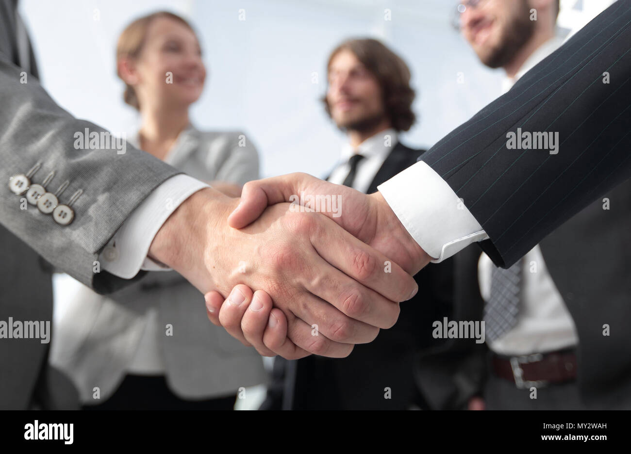 welcome and handshake business people Stock Photo - Alamy