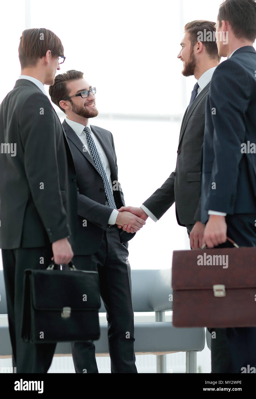 welcome handshake of business partners Stock Photo - Alamy