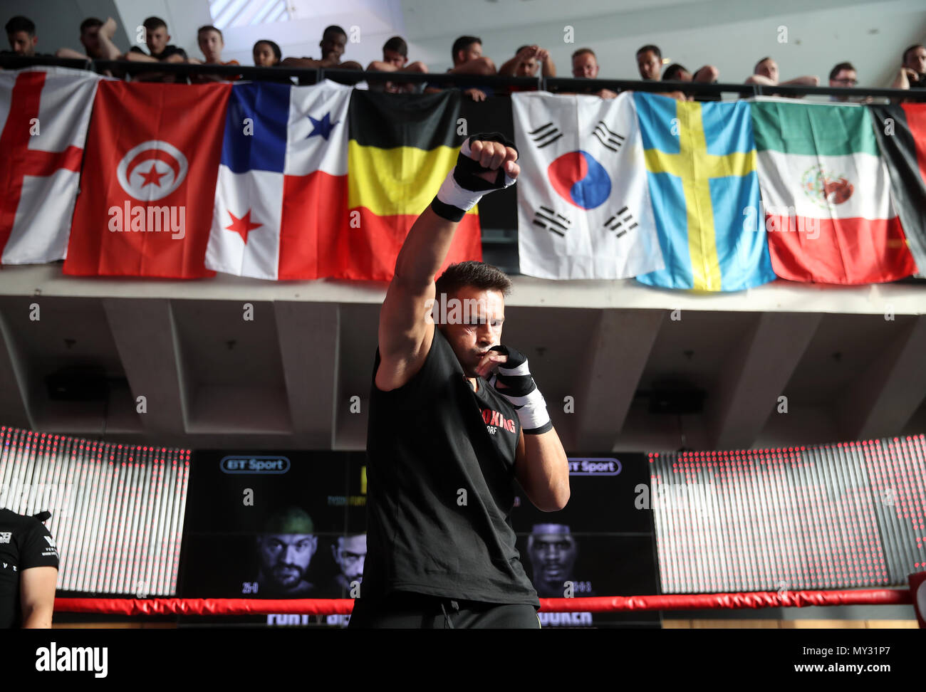 Workout national football museum hi-res stock photography and images ...