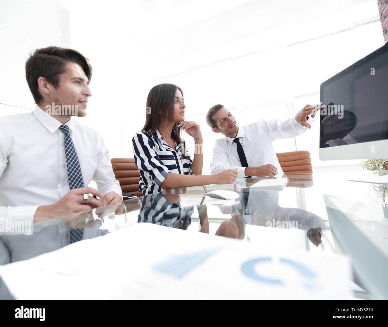 Business infographics showing charts hi-res stock photography and ...