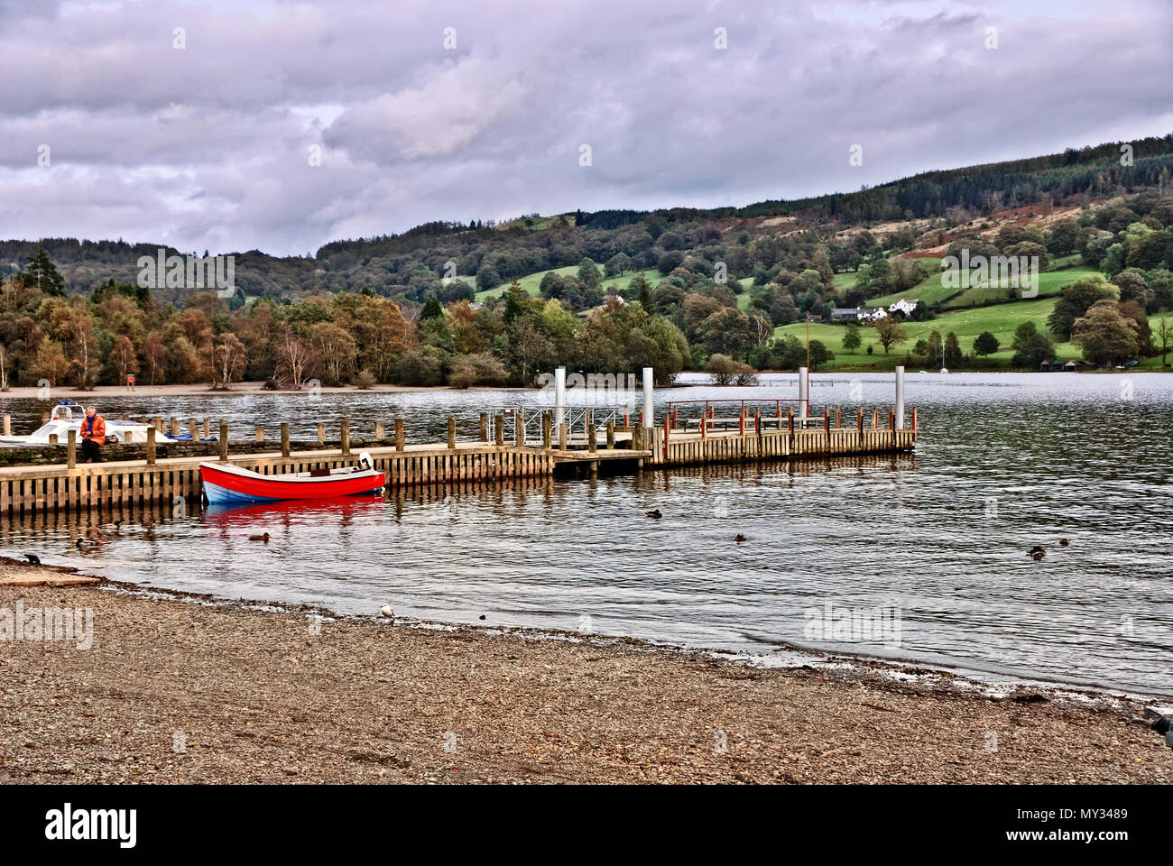 Boats on beach jetty hi-res stock photography and images - Alamy