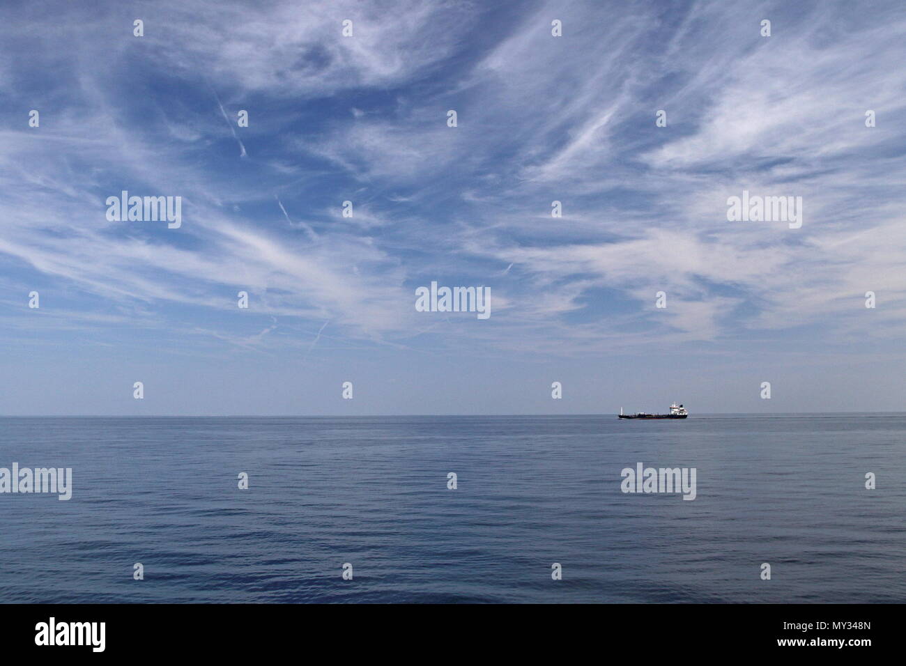 English channel ships hi-res stock photography and images - Alamy