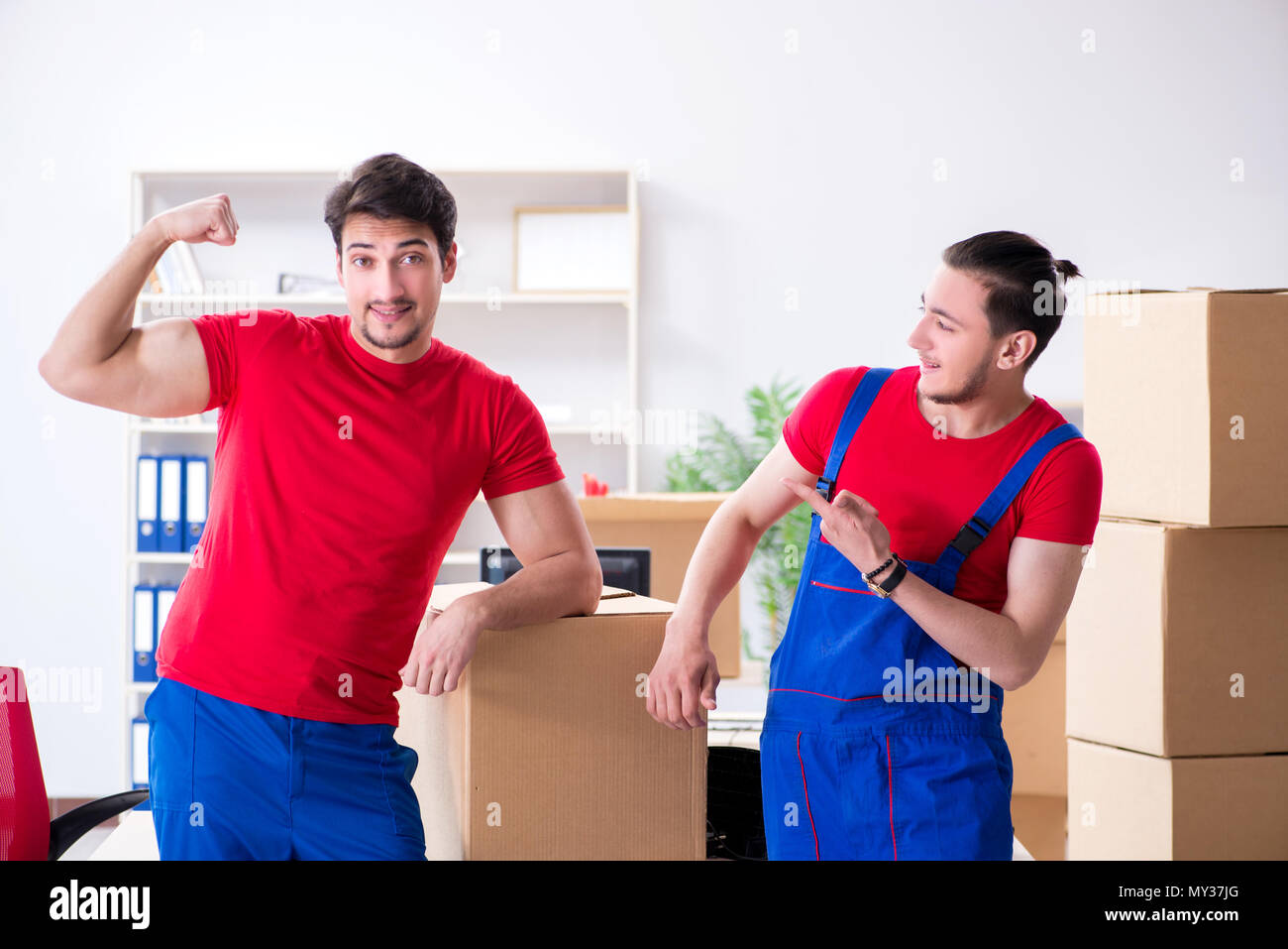 Warehouse employees carrying boxes hi-res stock photography and images ...