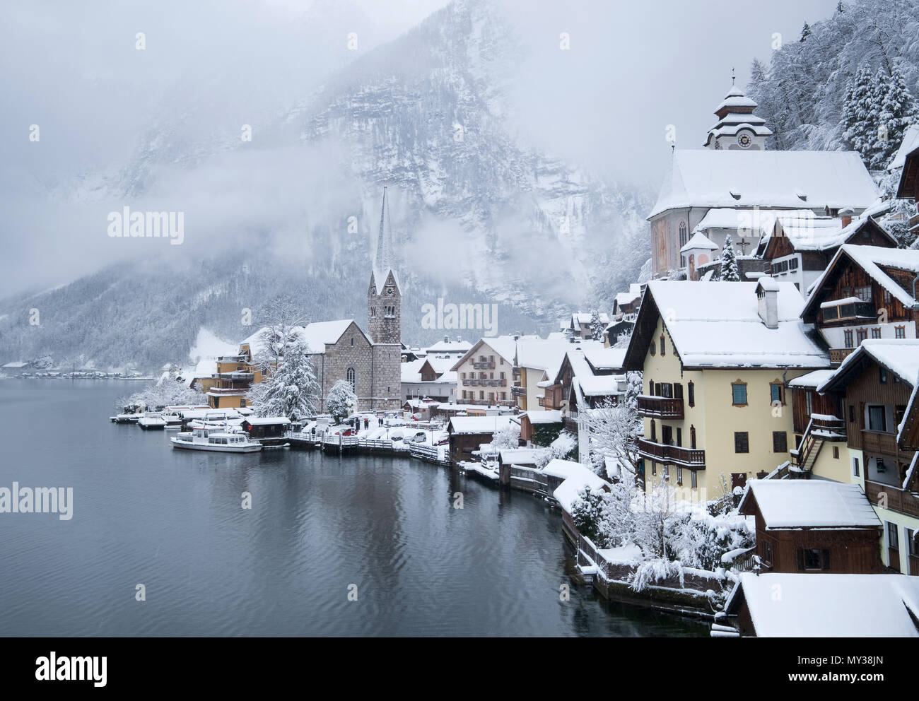 Beautiful nature landscape hallstat hi-res stock photography and images ...
