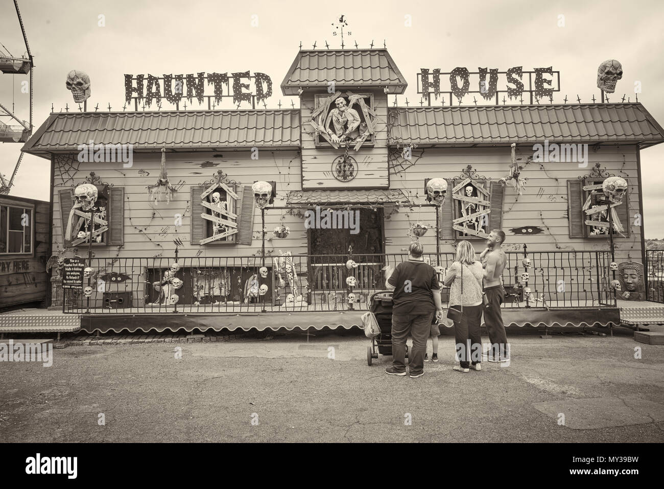 Fairground stall balloons hi-res stock photography and images - Alamy
