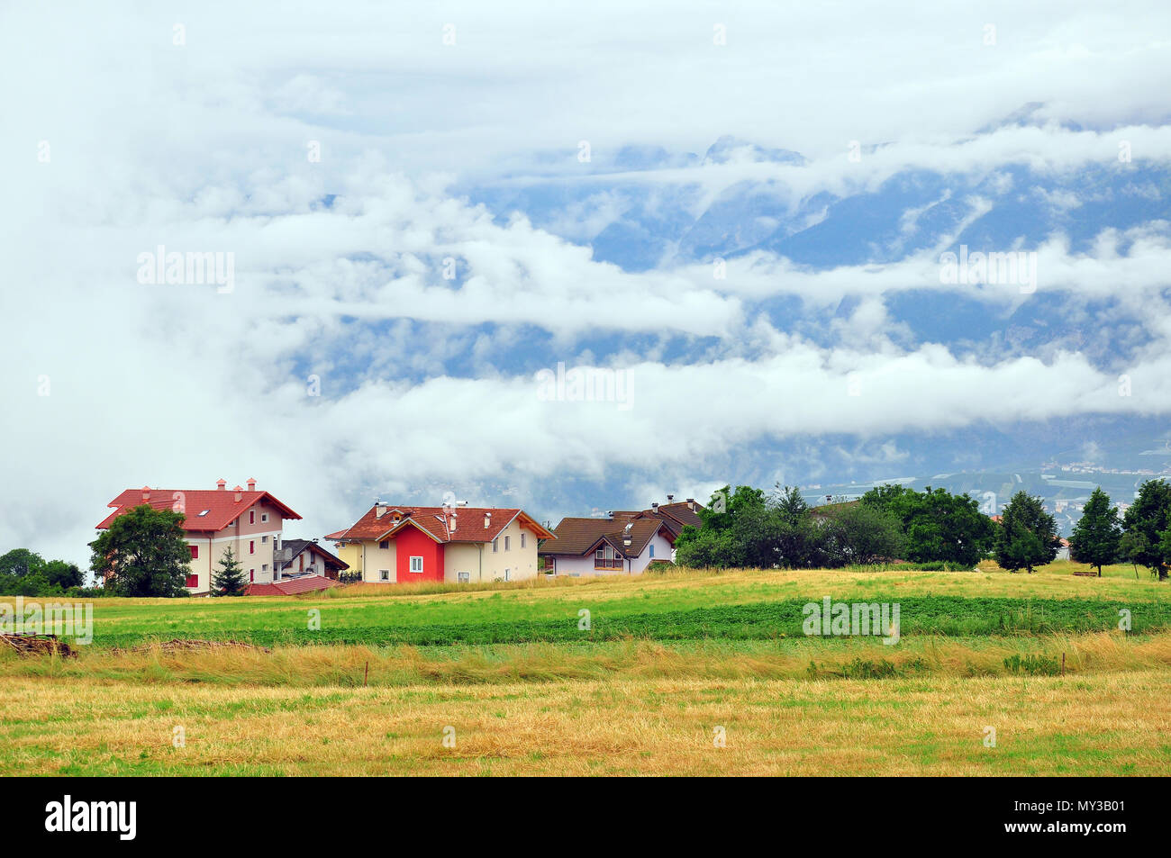 Alpine houses hi-res stock photography and images - Alamy