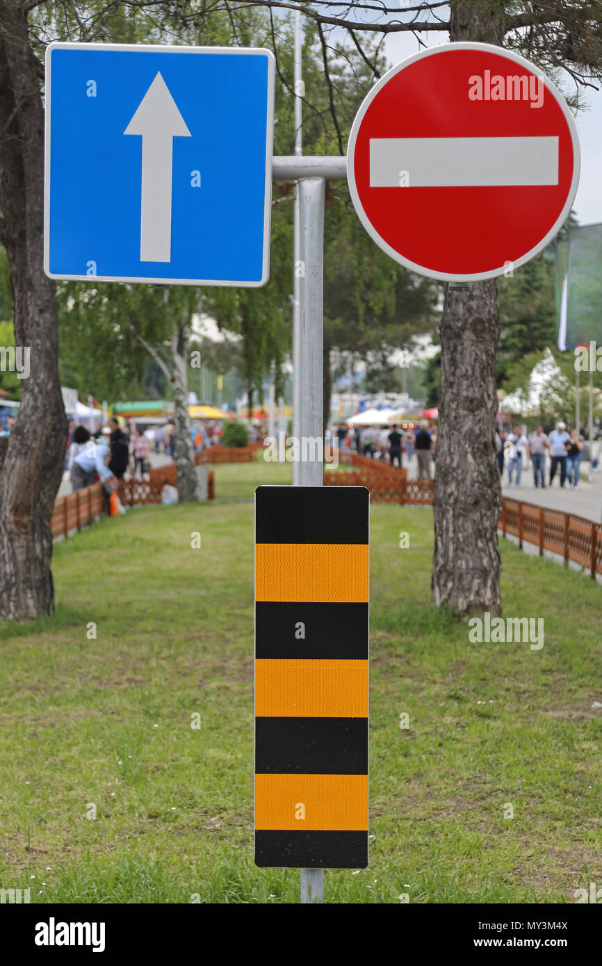 Do Not Enter and Arrow Traffic Signs at Pole Stock Photo - Alamy