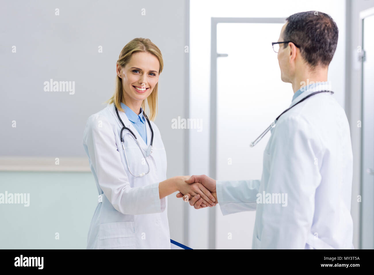 Two doctors shaking hands hi-res stock photography and images - Alamy