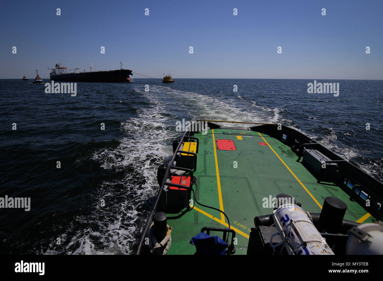 Oil tanker ship unloading cargo hi-res stock photography and images - Alamy
